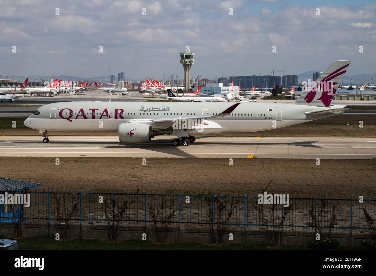 Istanbul/Türkei - vom 30. März 2019: Qatar Airways Airbus A350-900 A7 ...