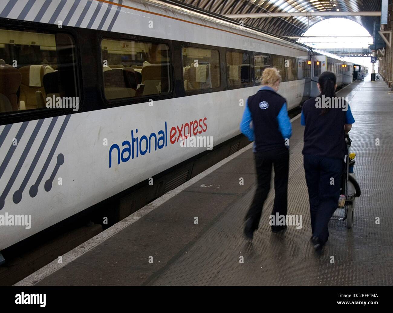 Die Leute kommen an einem National Express Zug an Kings Cross Station ...