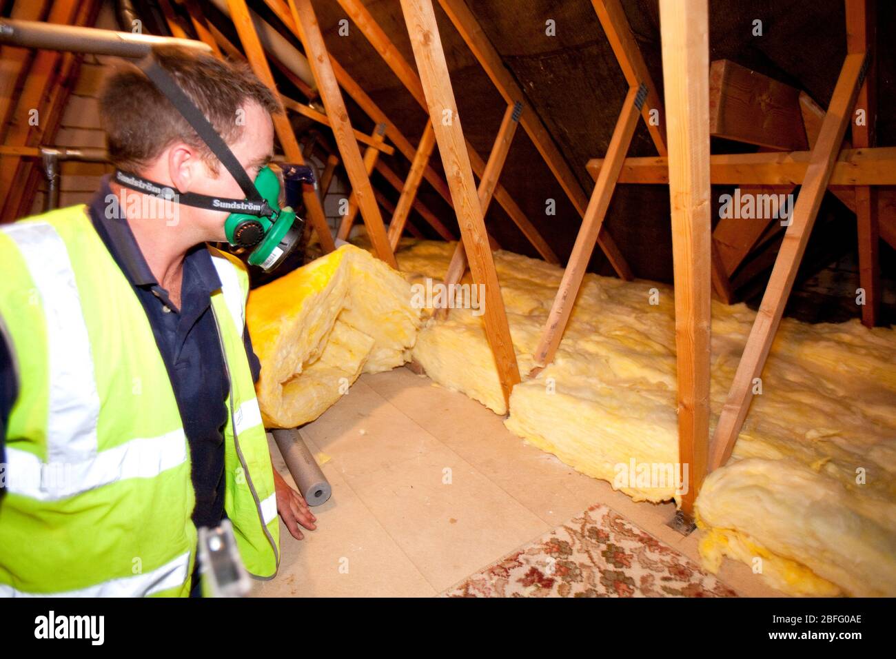 Illustrative bild dachbodenisolierung arbeiter aus -Fotos und -Bildmaterial in hoher Auflösung ...