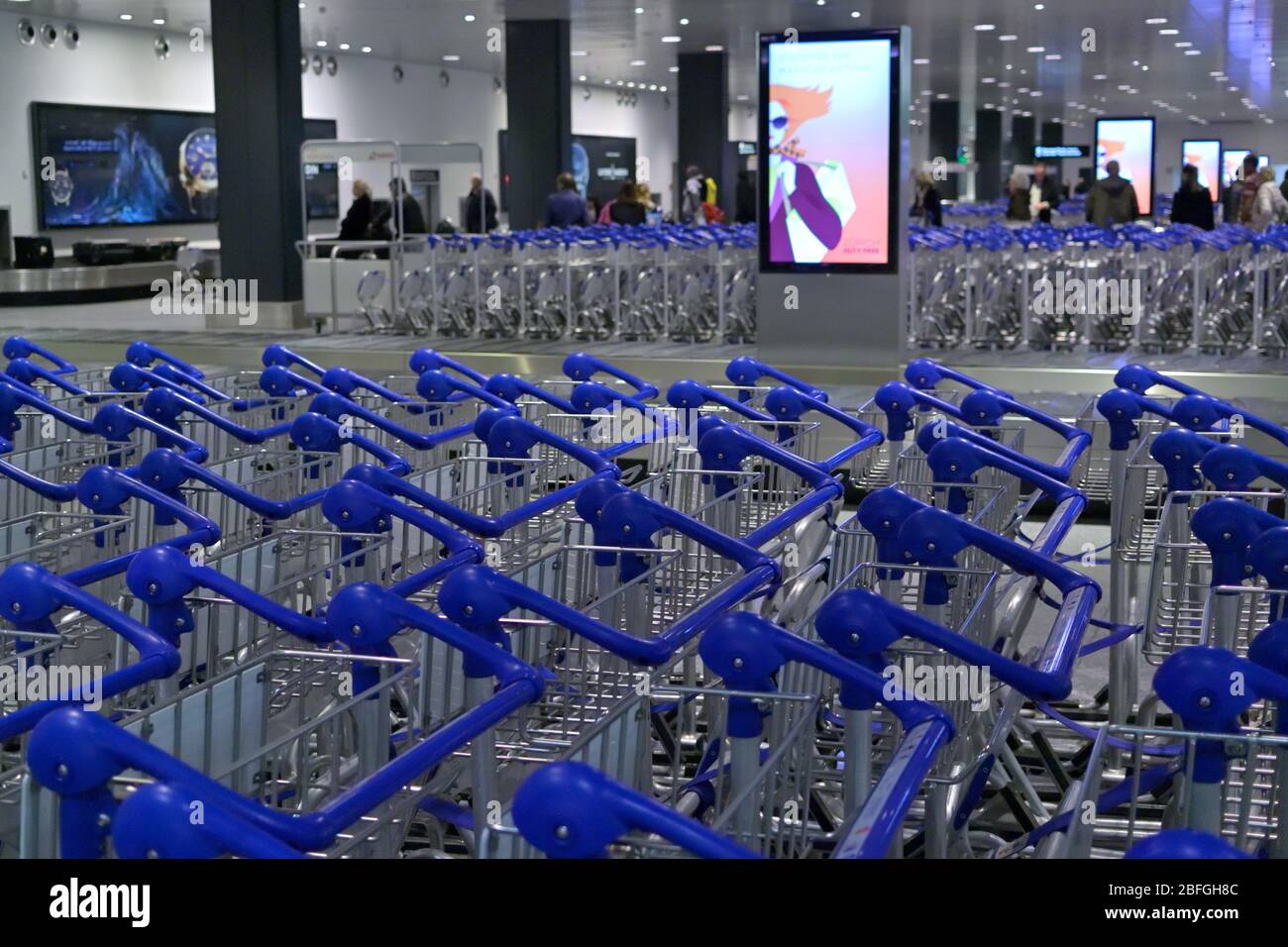 Flughafen terminal zürich innen ankunft -Fotos und -Bildmaterial in ...