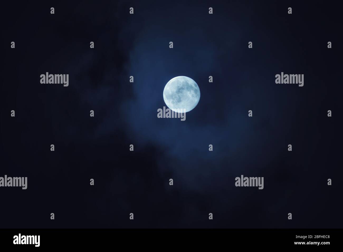 Bright moon -Fotos und -Bildmaterial in hoher Auflösung – Alamy