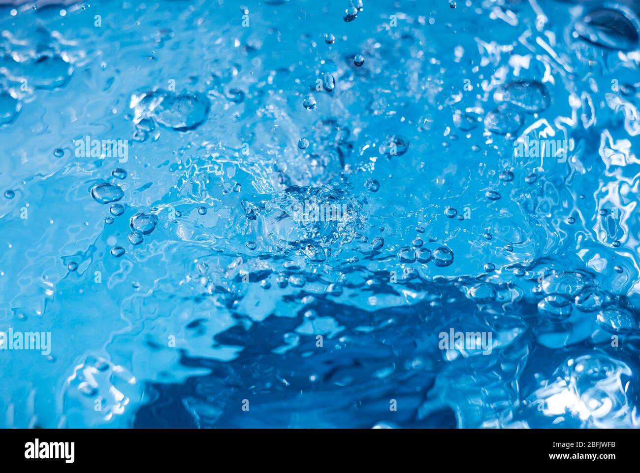 Wassertropfen auf blauer Oberfläche. Wasser Wellen Hintergrund ...