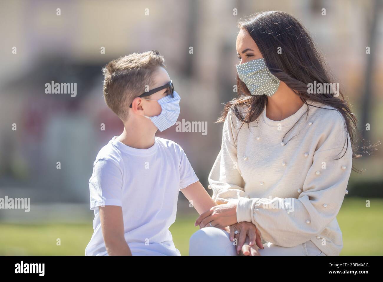 Mutter und sohn helfen sich gegenseitig -Fotos und -Bildmaterial in ...