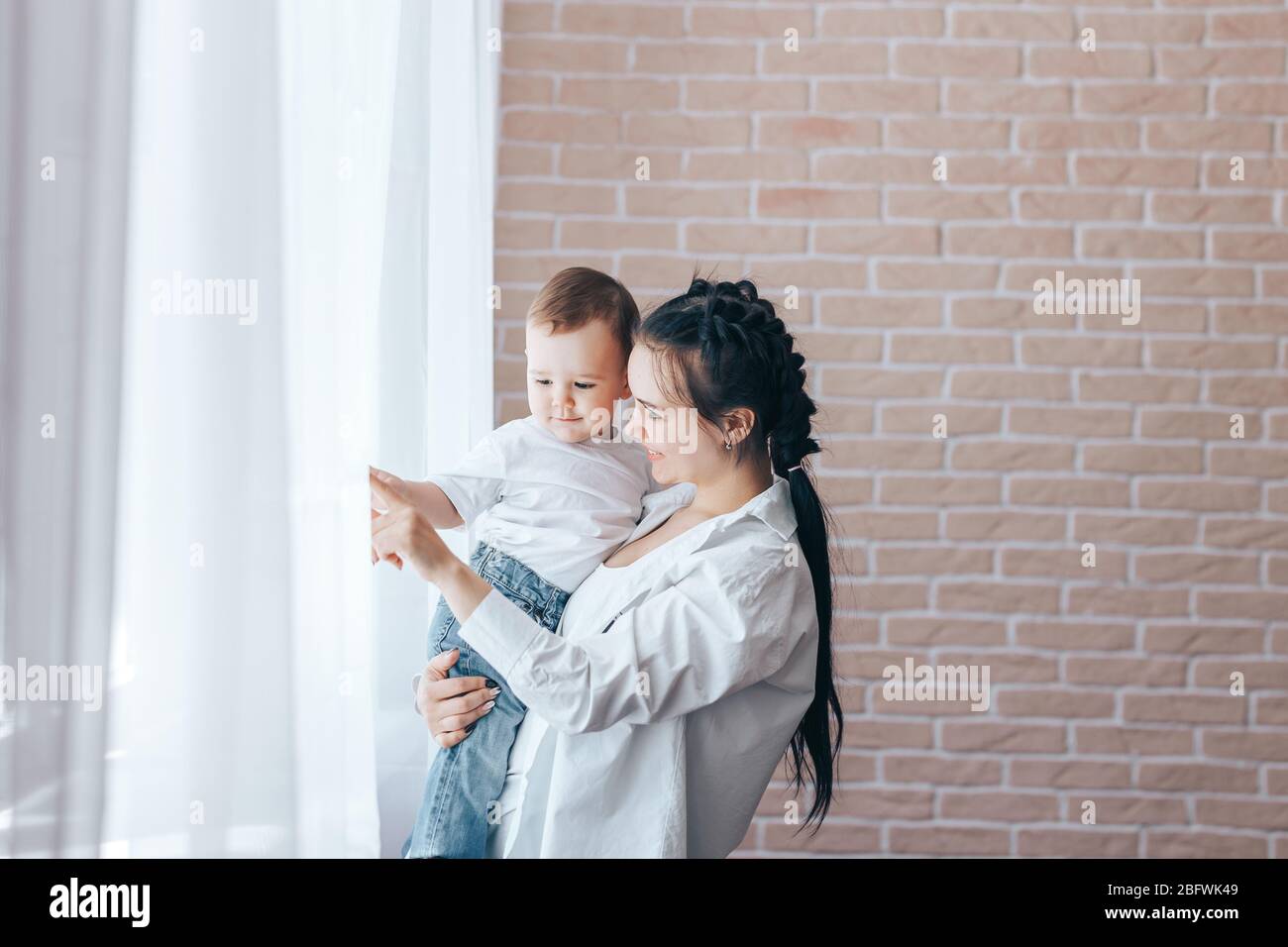 Mutter Sprechendes Kind Stockfotos und -bilder Kaufen - Alamy