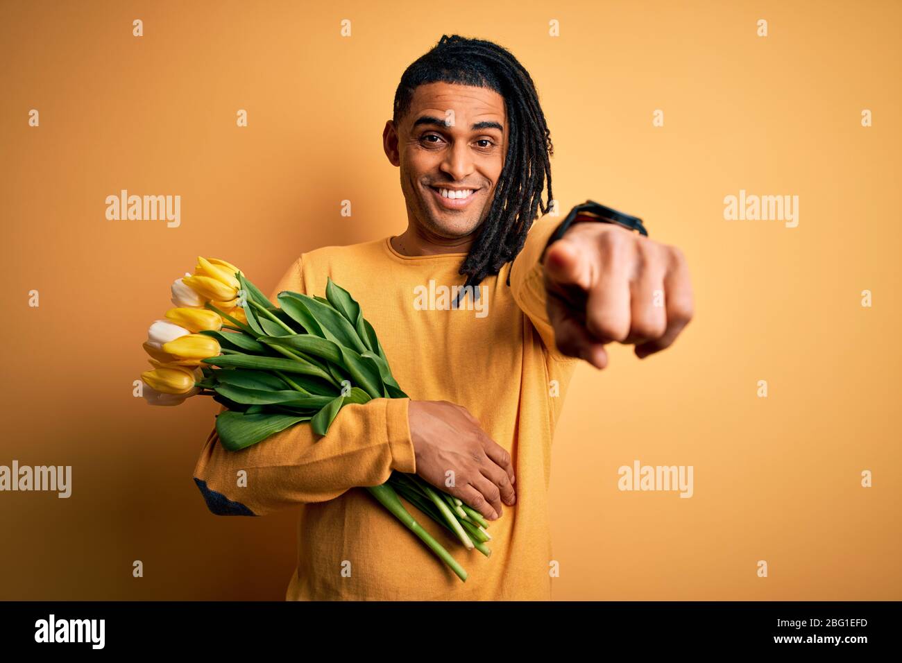 Junger afroamerikanischer afroromantischer Mann mit Dreadlocks, der ...