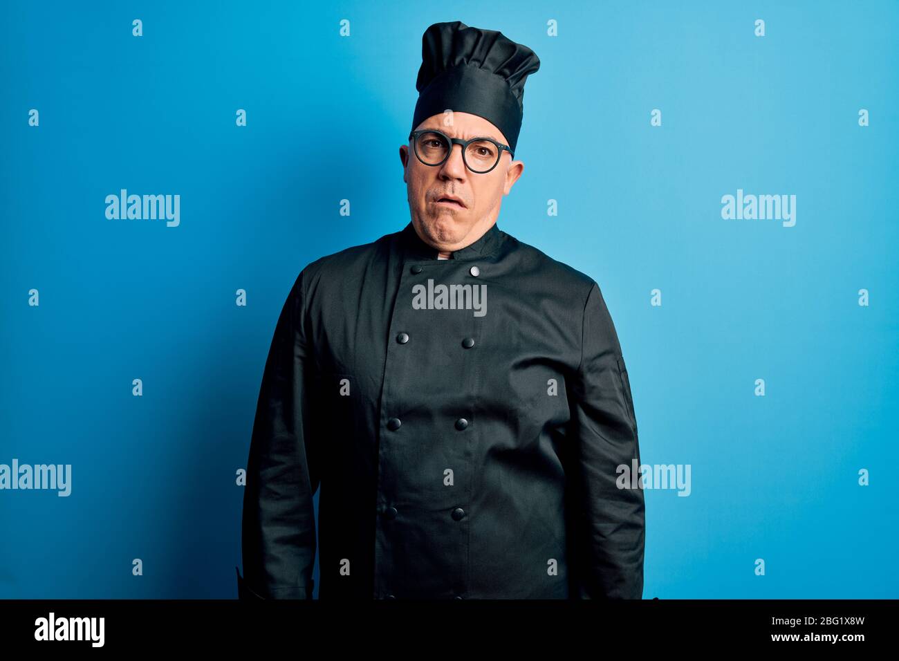 Mittelalter gutaussehende grauhaarige Koch Mann trägt Herd Uniform und ...