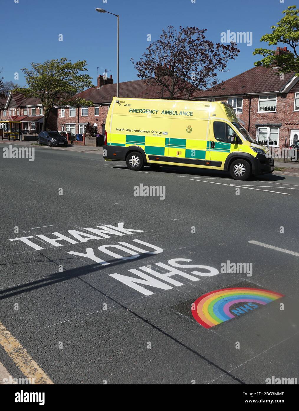 Eine Ambulanz passiert ein Schild mit dem Titel „Danke NHS“ vor dem ...