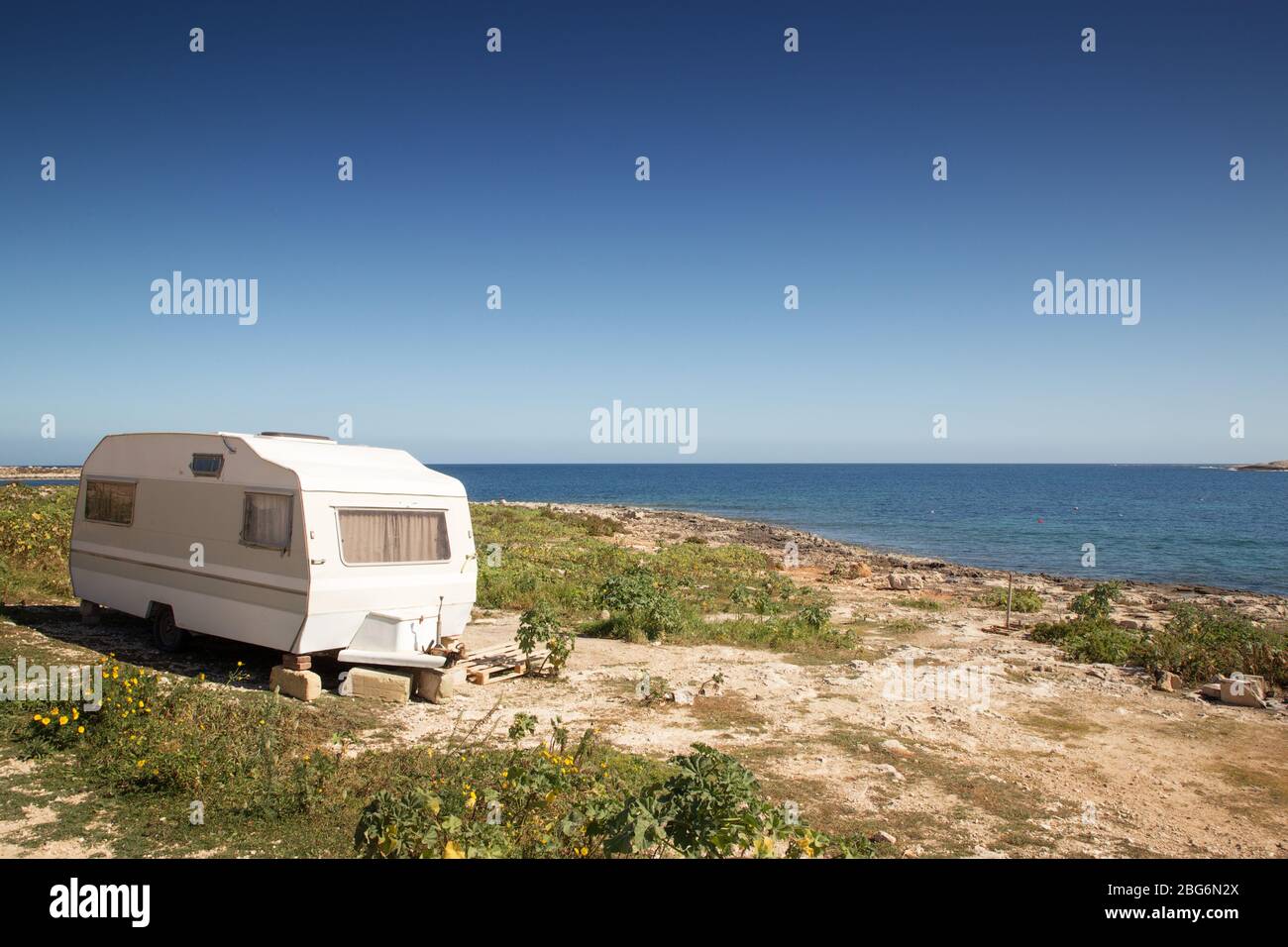 Alte Wohnwagen am Strand von malta mit einem tollen Blick auf das Meer ...