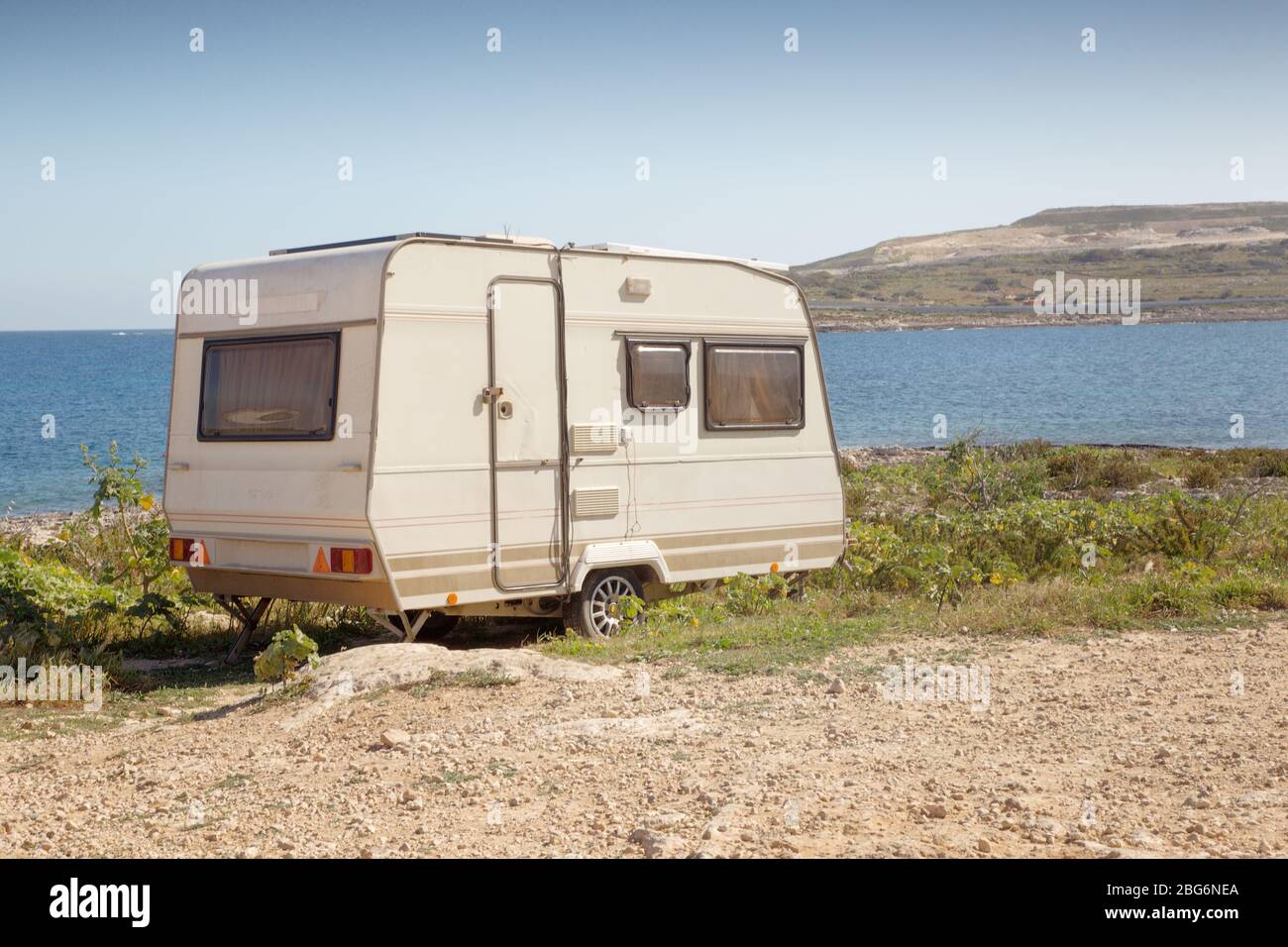 Alte Wohnwagen am Strand von malta mit einem tollen Blick auf das Meer ...