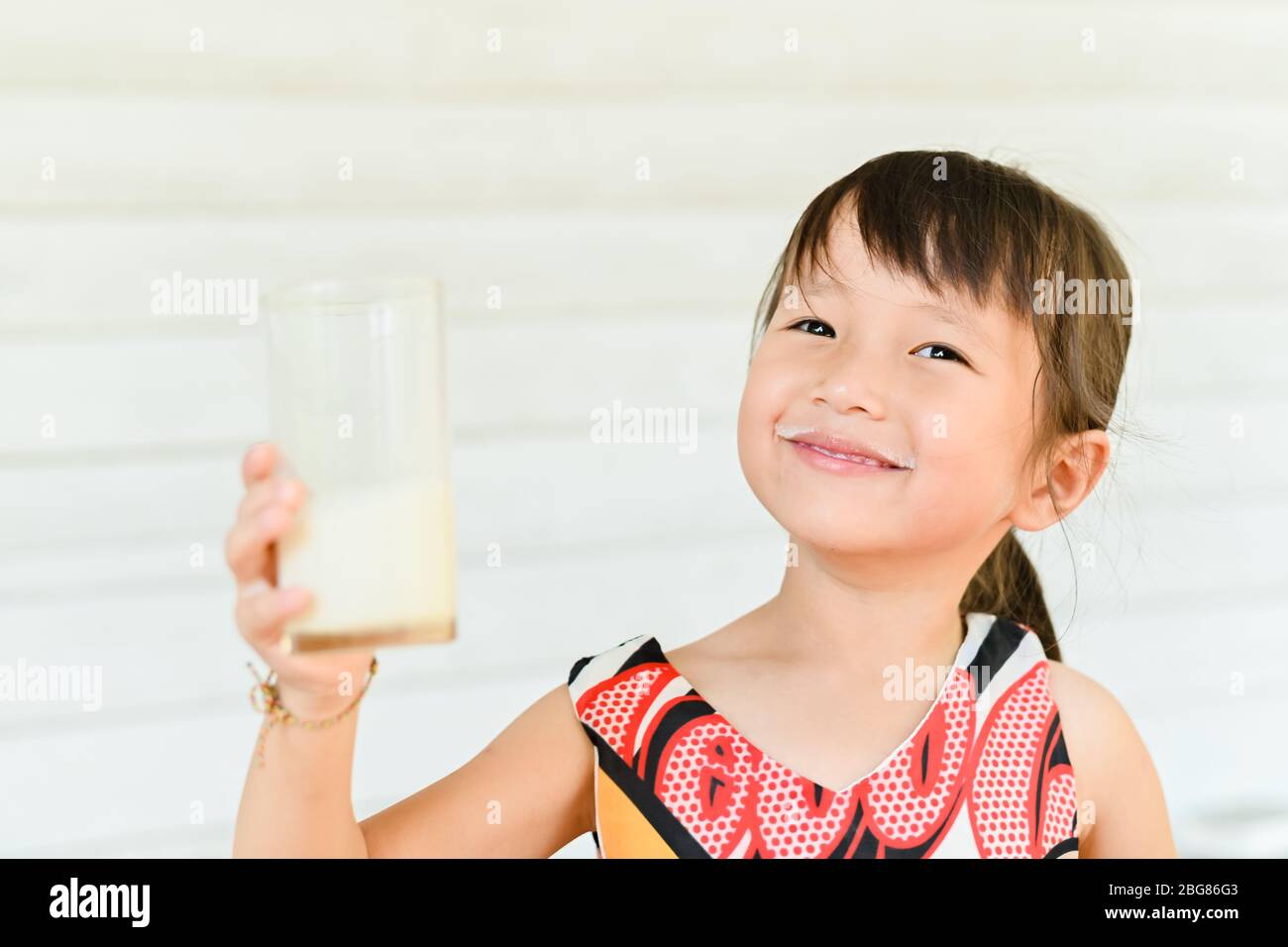 Ein glas milch -Fotos und -Bildmaterial in hoher Auflösung – Alamy