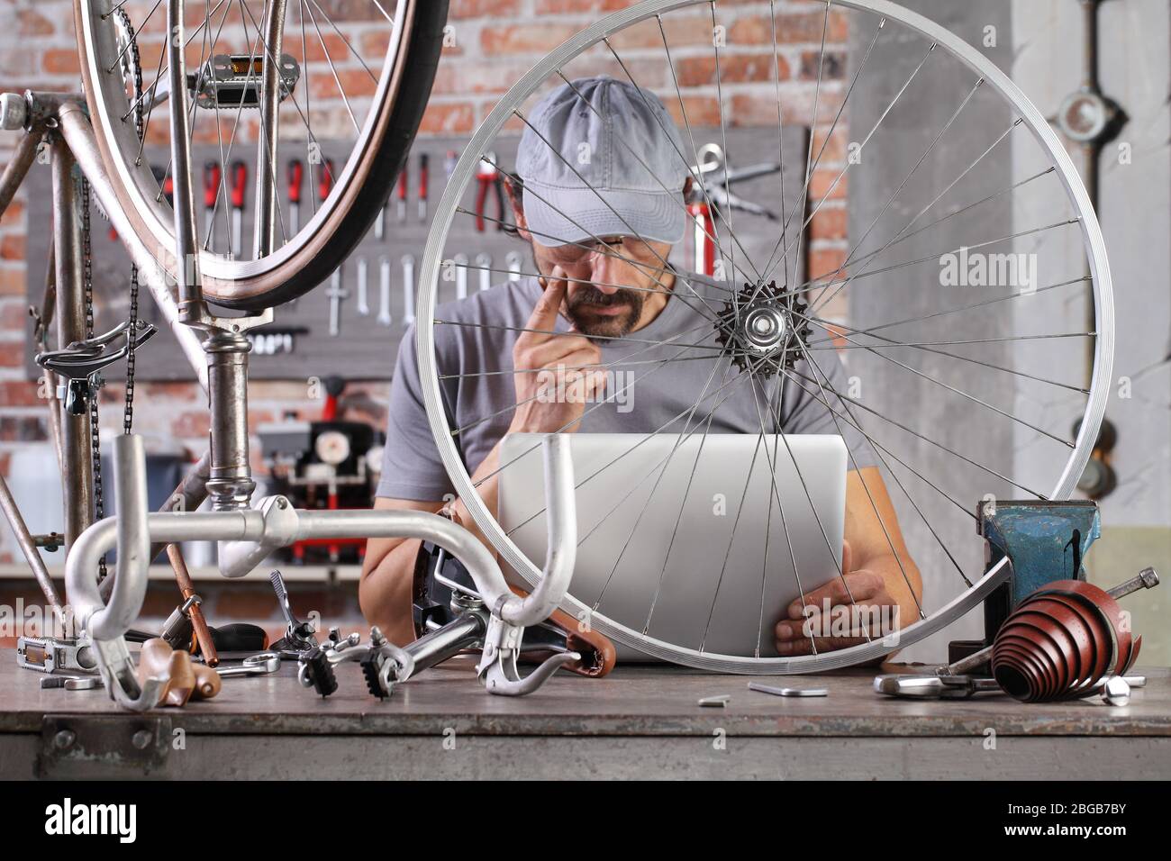 Selber machen computer reparieren -Fotos und -Bildmaterial in hoher ...
