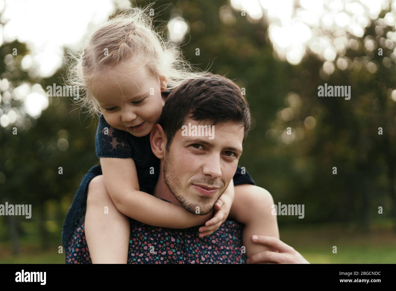 Vater Mit Kind Auf Den Schultern Stockfotos und -bilder Kaufen - Alamy