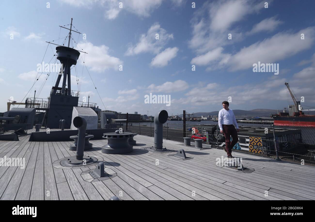 Manager ben robinson geht deck hms caroline -Fotos und -Bildmaterial in ...