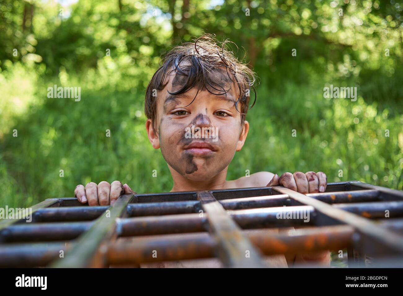 Schmutziges kind -Fotos und -Bildmaterial in hoher Auflösung – Alamy