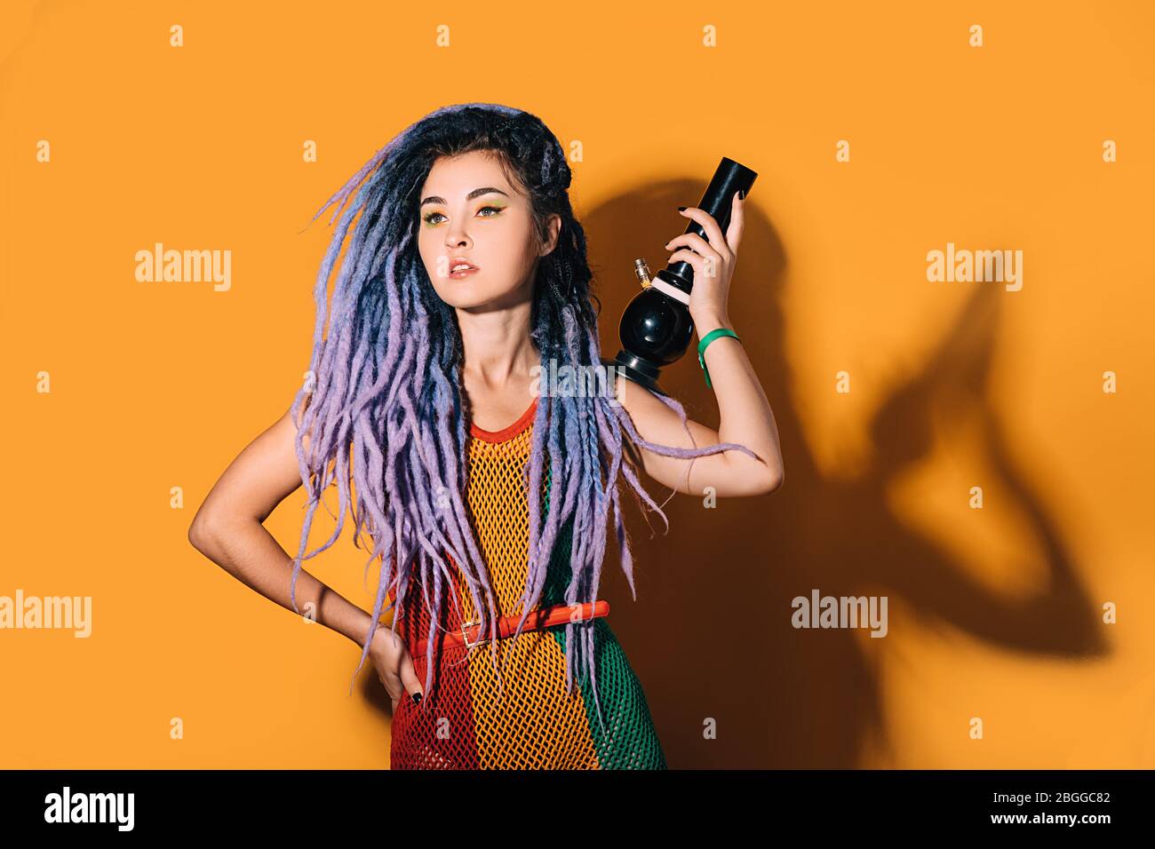 Rasta Frau hält eine Bong in der Hand. Legalisierung von Marihuana ...