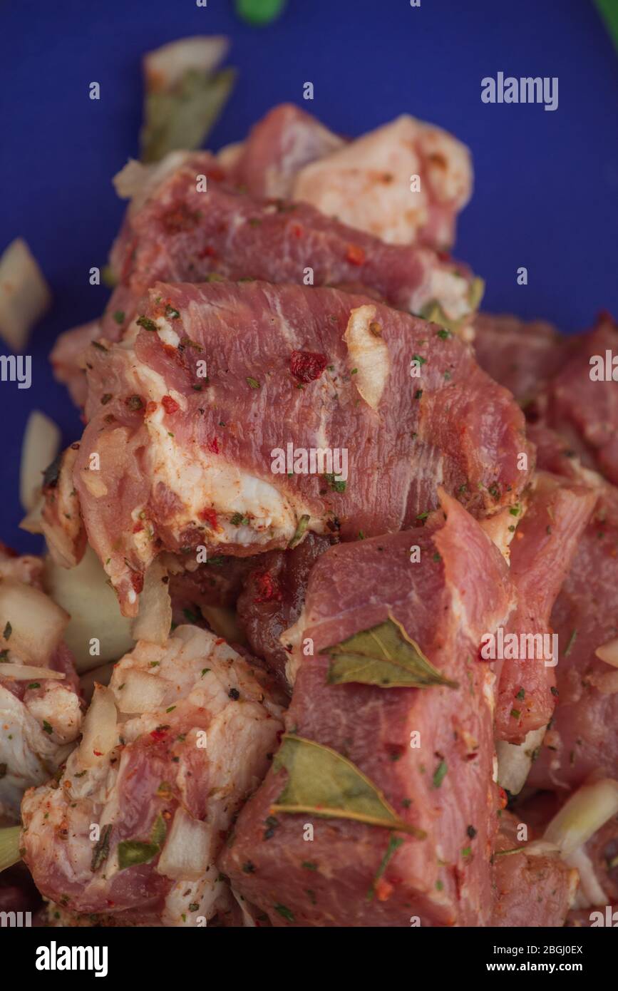 Kebab - Stücke von Schweinefleisch und gehackte Zwiebel, fotografiert ...