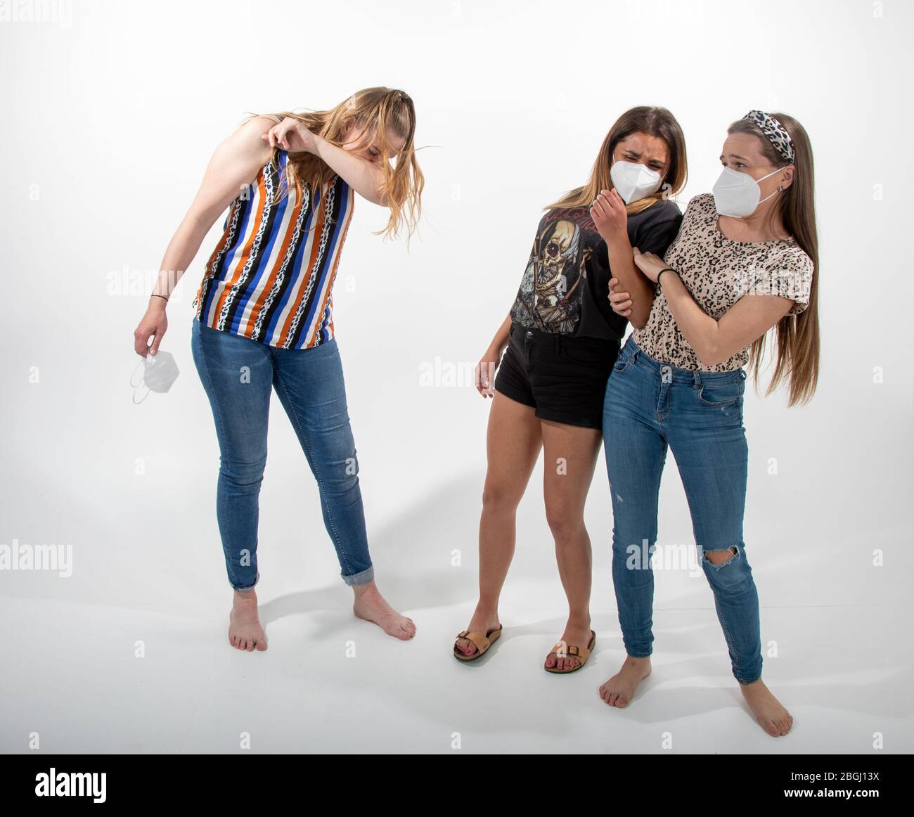 Zwei Mädchen haben Angst, dass ein anderes Mädchen in ihrem Ellbogen ...