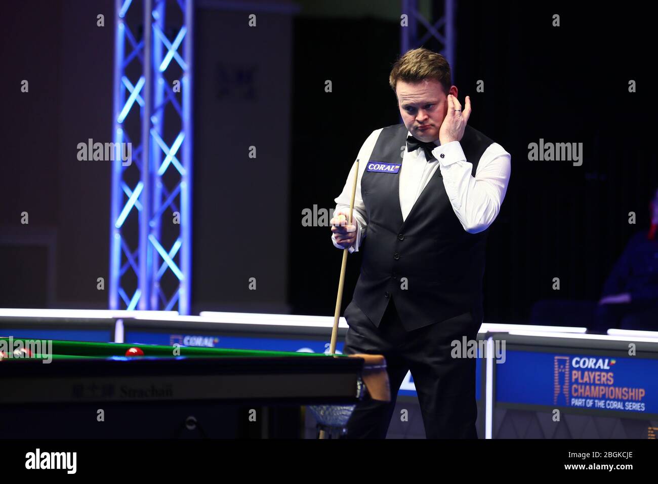 Shaun Murphy aus England erwägt einen Schuss auf Yan Bingtao aus China ...