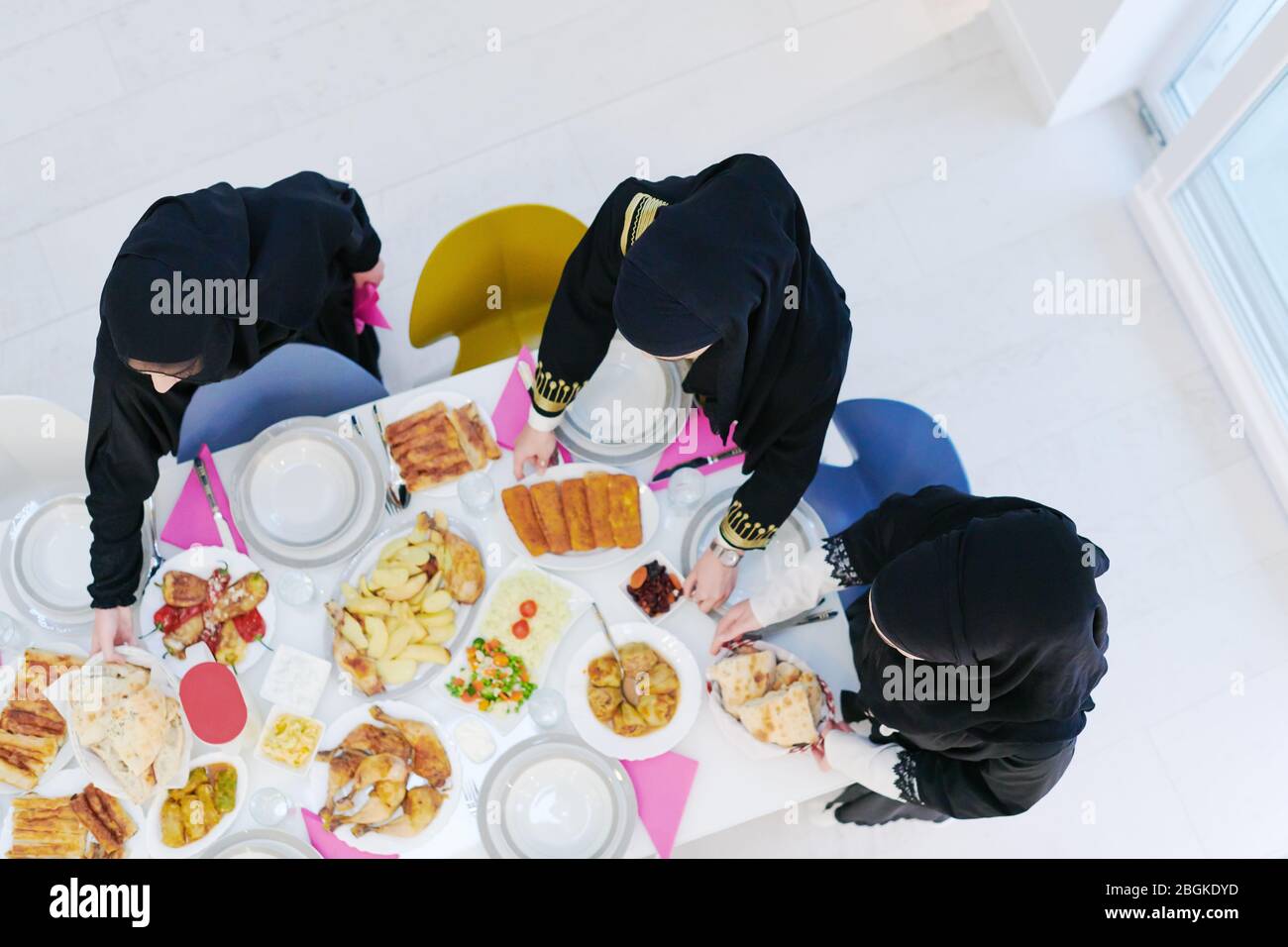 Eid Mubarak muslimische Familie mit Iftar Abendessen junge muslimische Mädchen servieren Essen ...