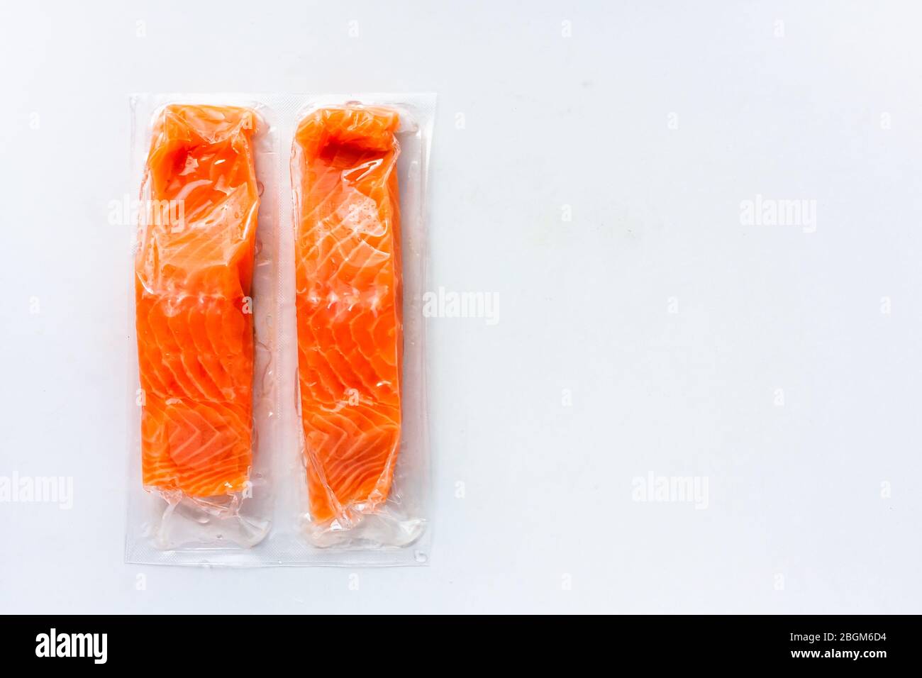 Roter Fisch oder Lachsfilets in Vakuumverpackung auf weißem Hintergrund ...
