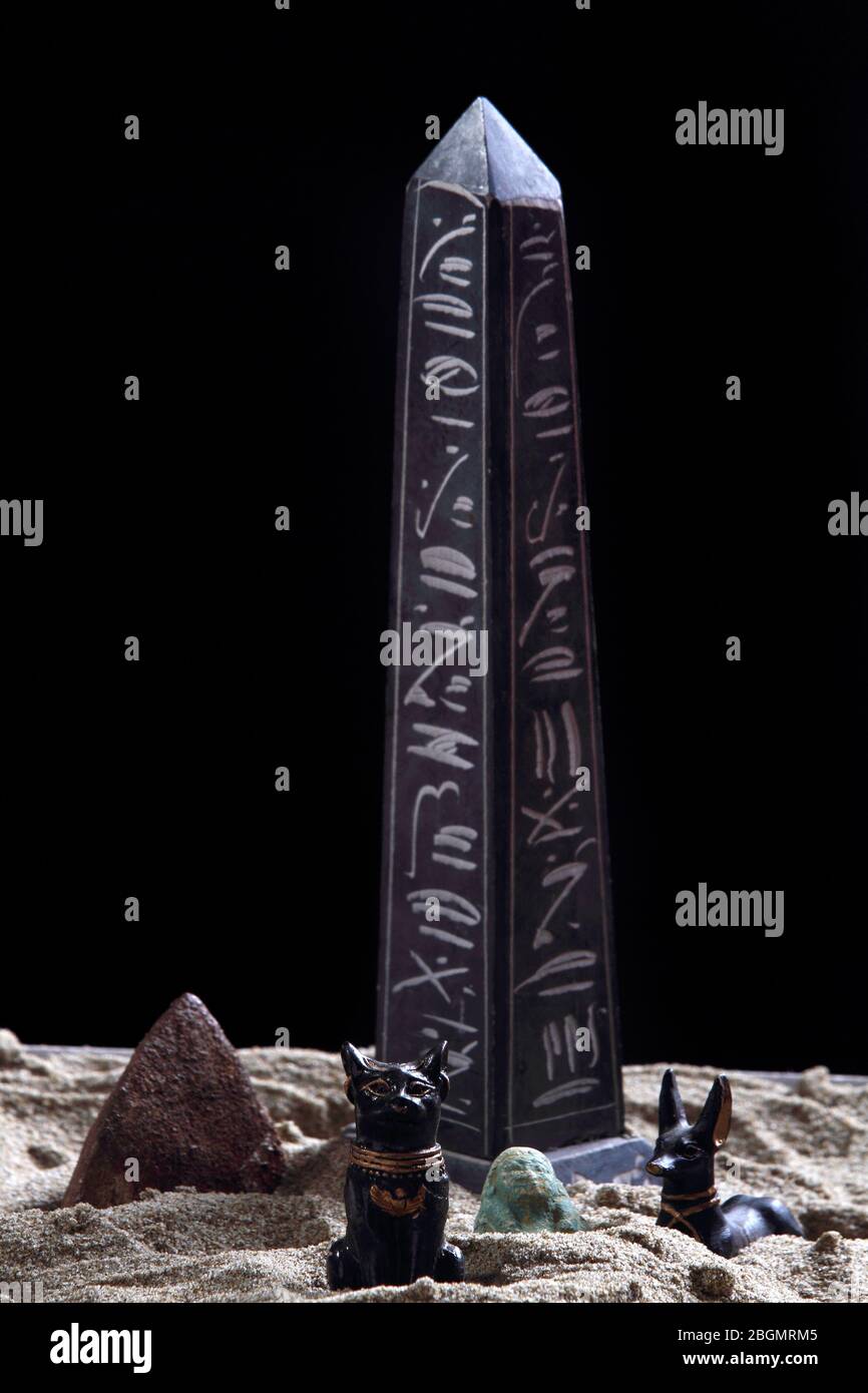 Die Symbole des alten Ägypten: Obelisk, Hieroglyphen, anubis, Mama ...