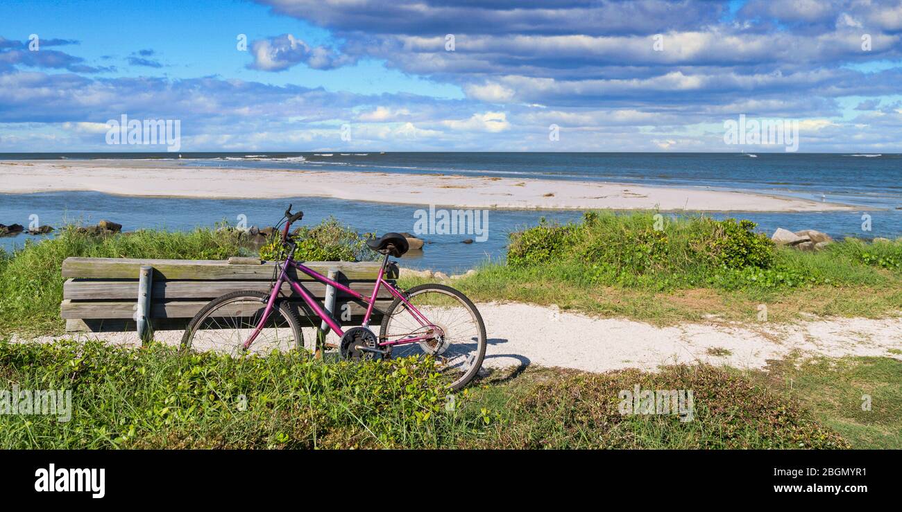Fahrrad zum strand -Fotos und -Bildmaterial in hoher Auflösung – Alamy