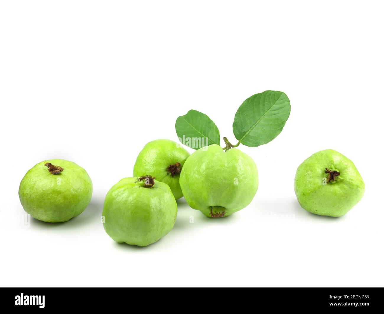 Guava-Frucht mit Blatt auf weißem Hintergrund isolieren. Landwirtschaft ...