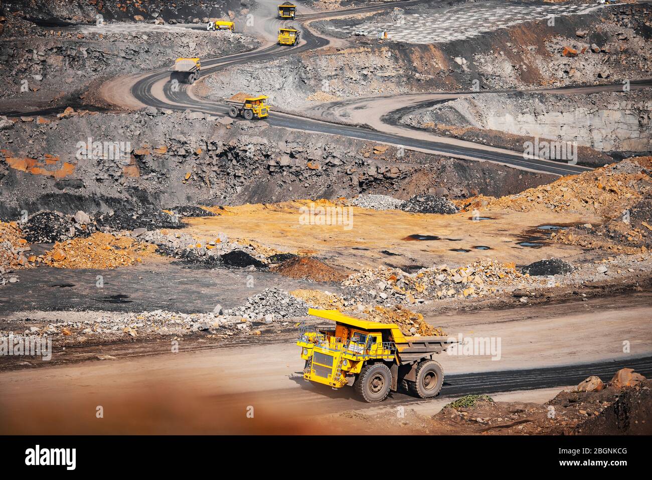 Große gelbe Bergbau LKW Transport von Golderz. Tagebau Industrie ...