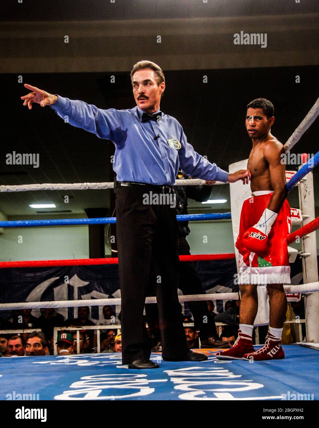 El mexicano Manuel ¨Chango Vargas (kurz azul) retuvo su titulo de ...