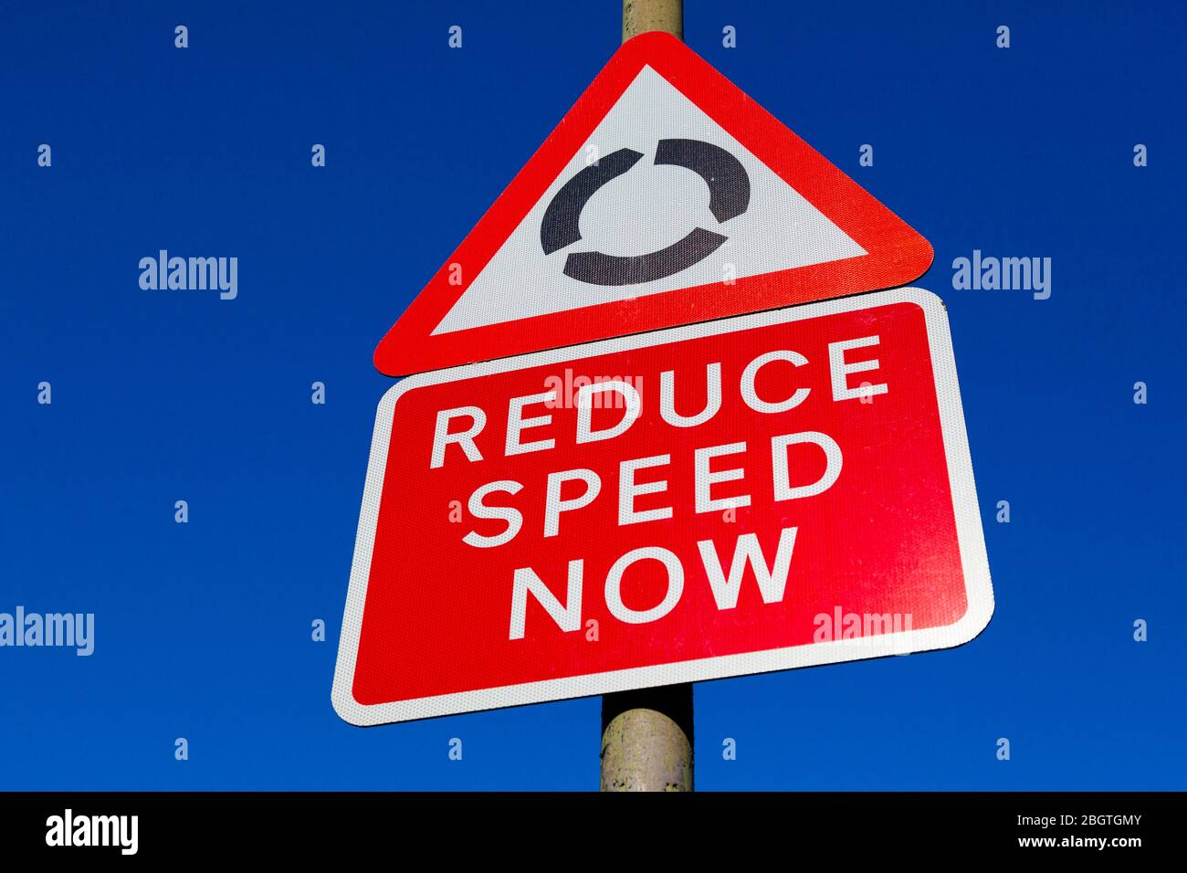 Reduce speed signs -Fotos und -Bildmaterial in hoher Auflösung – Alamy