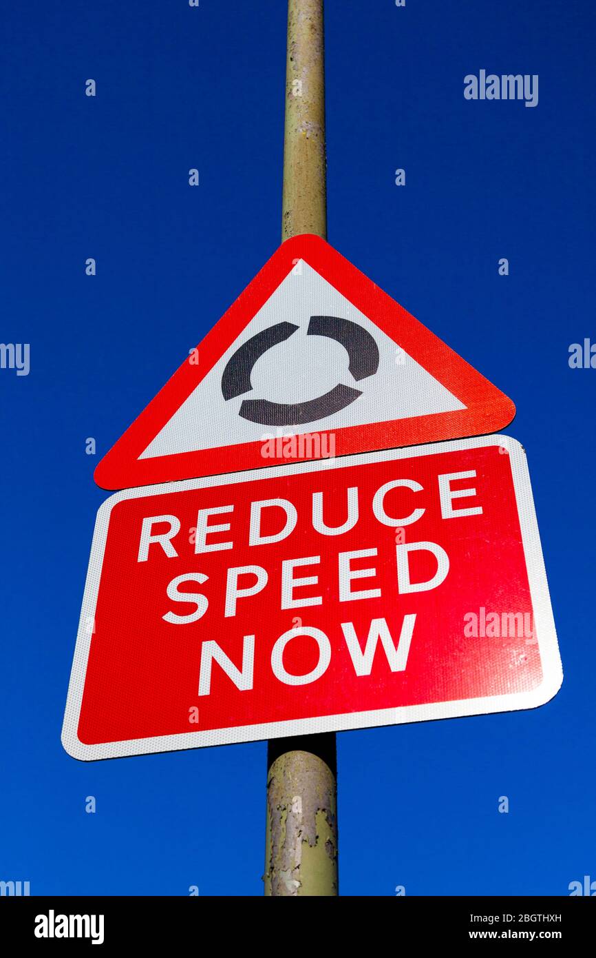 Reduce Speed Signs Stockfotos und -bilder Kaufen - Alamy