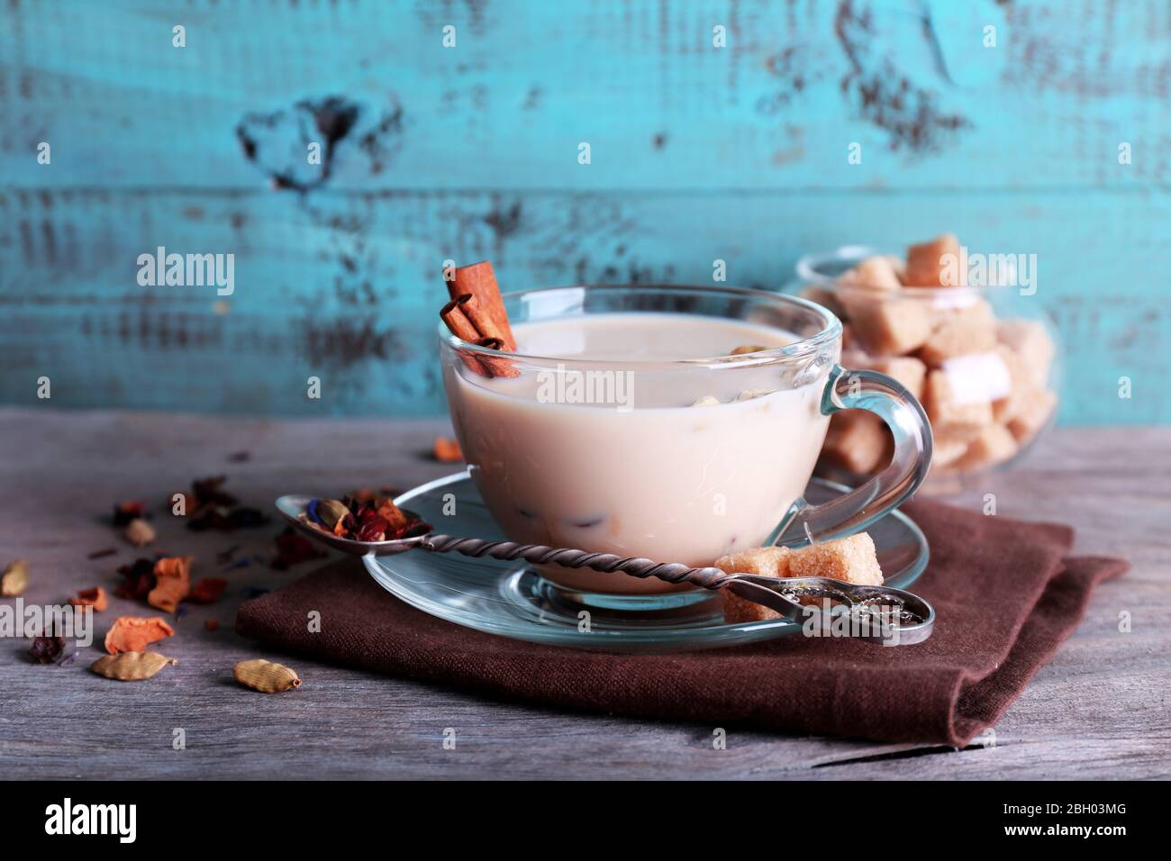 Schwarzer Tee mit Milch und Klumpen Zucker und Gewürze in Glaswaren auf ...