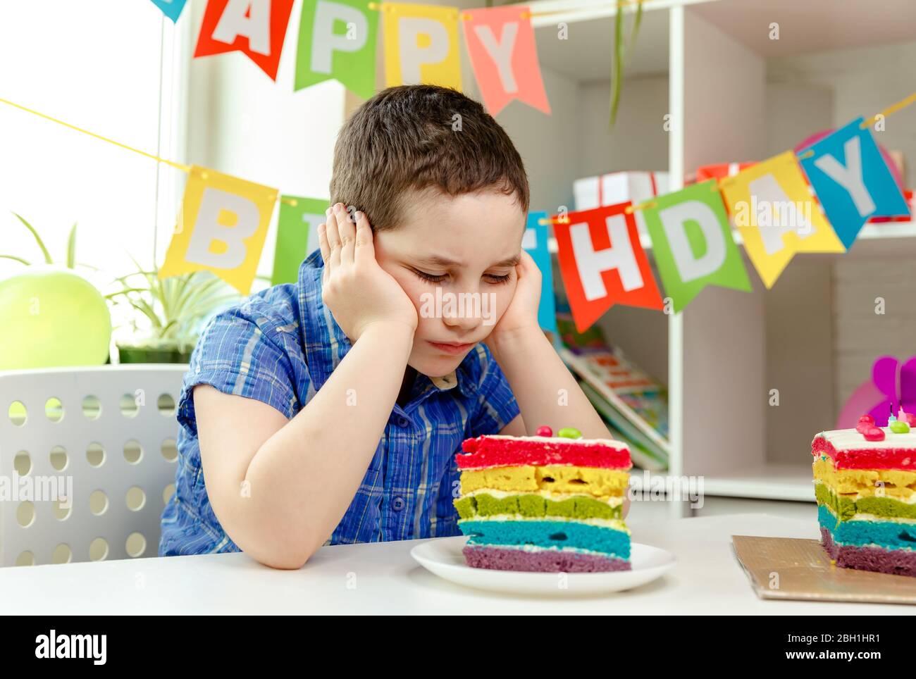 Child birthday party sad -Fotos und -Bildmaterial in hoher Auflösung ...