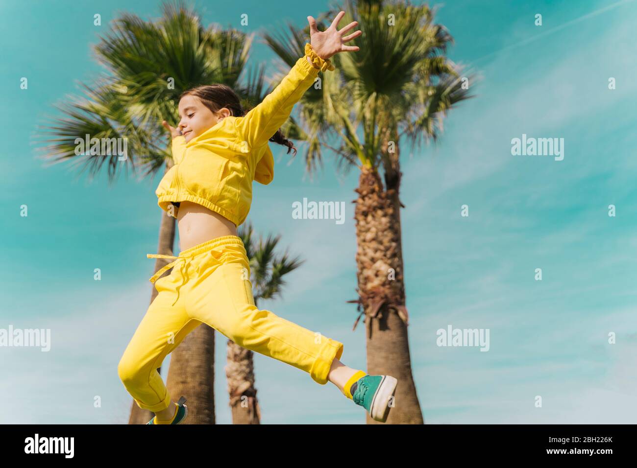 Kinder Die In Die Luft Springen Stockfotos und -bilder Kaufen - Alamy