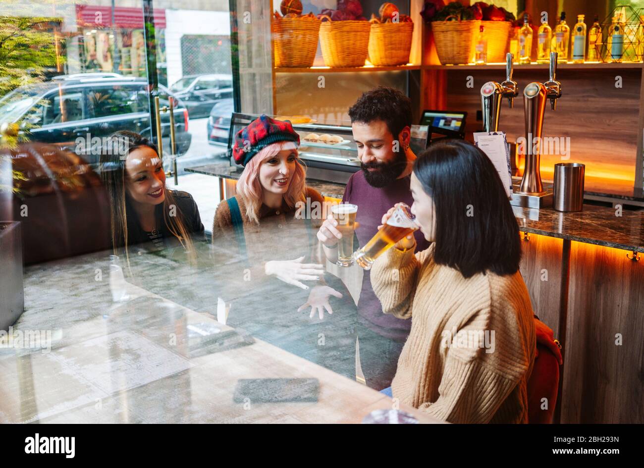 Freunde treffen trendige bar -Fotos und -Bildmaterial in hoher ...