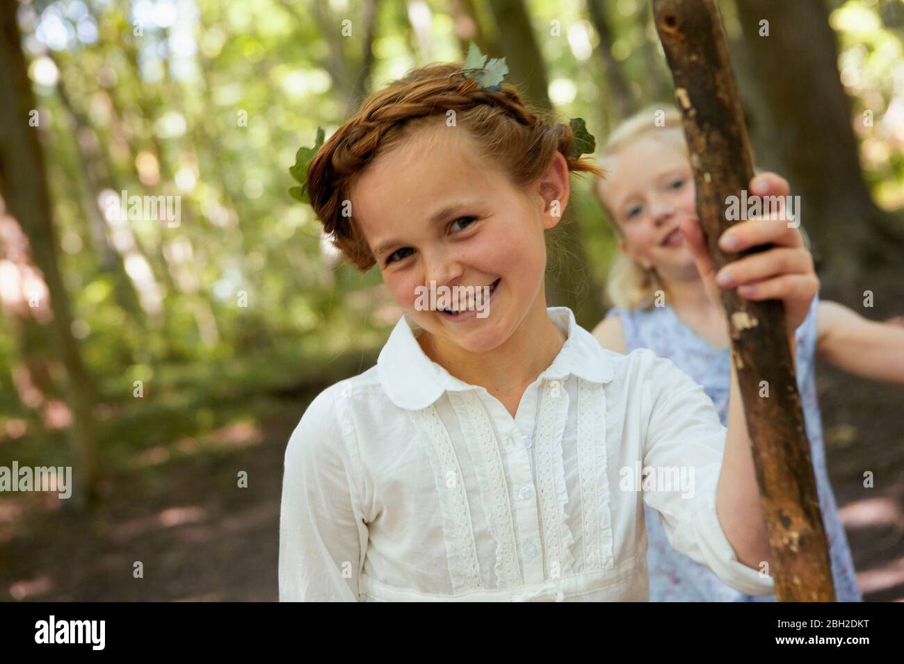 Mädchen wald -Fotos und -Bildmaterial in hoher Auflösung – Alamy