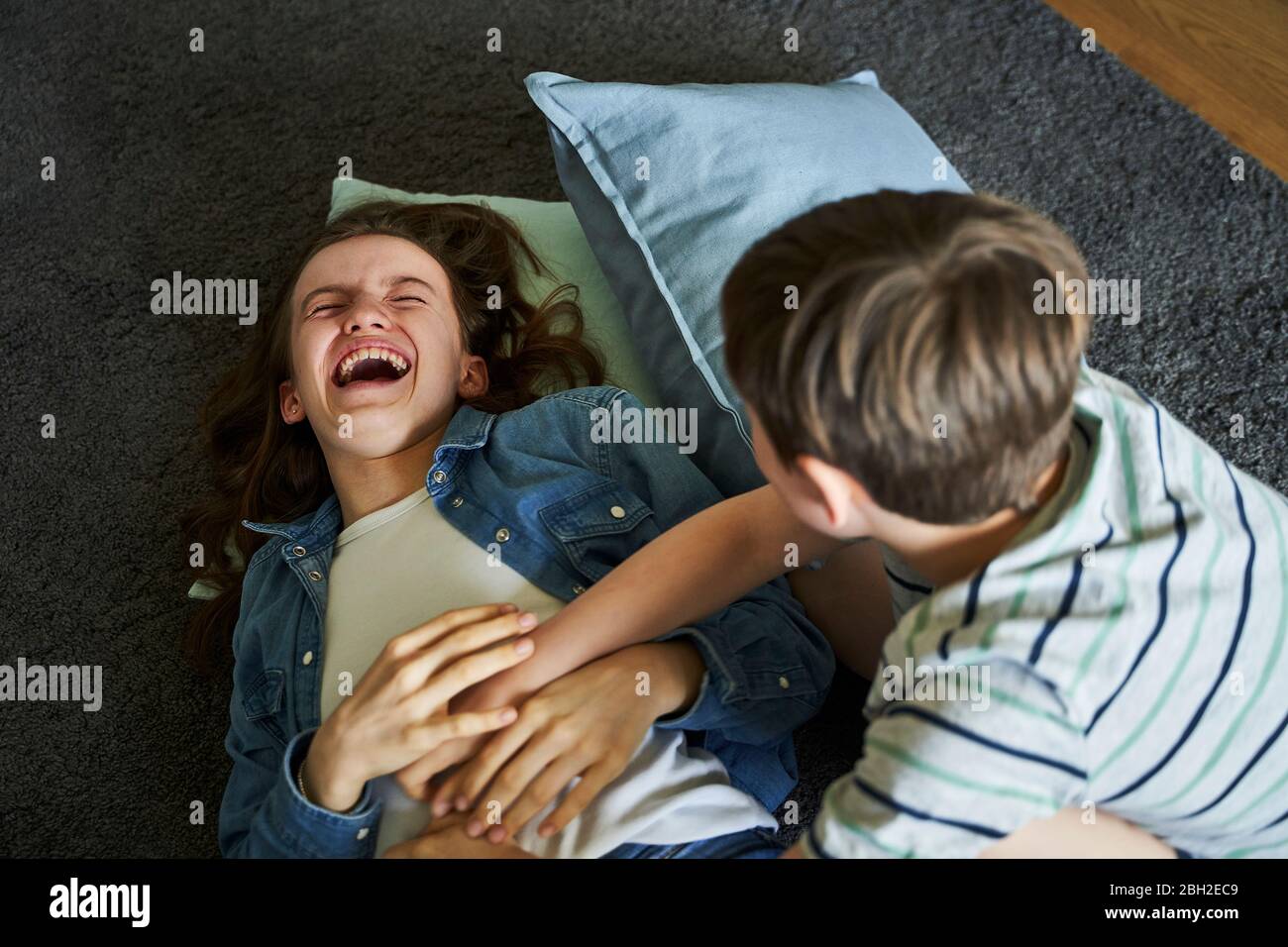 Bruder Schwester Kitzeln Fotos Und Bildmaterial In Hoher Auflösung