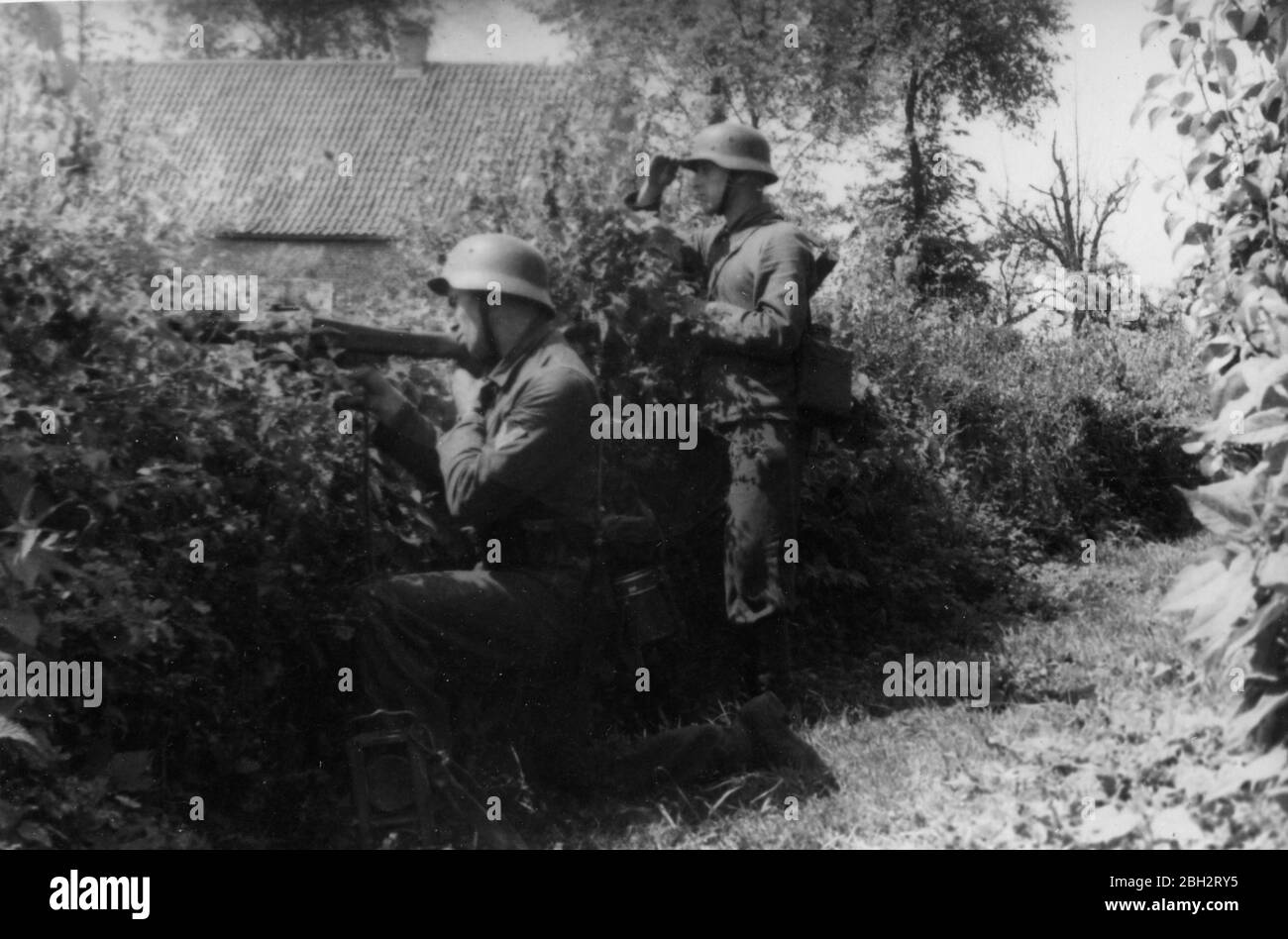 1943 - Deutsche SS-Soldaten mit MG 42 in Izegem - Iseghem, Westflandern ...