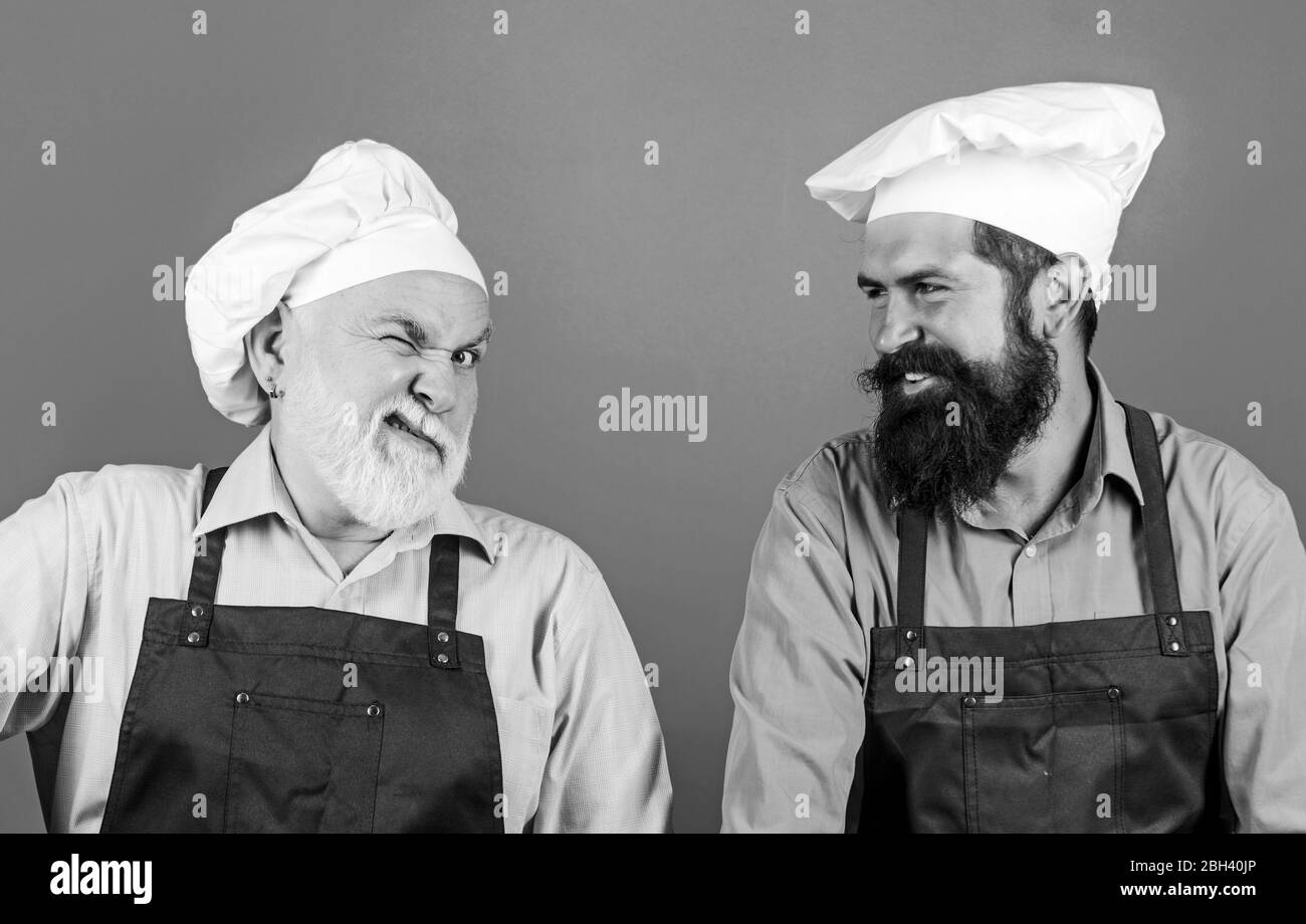 Family Restaurant. Reife bärtige Männer professionelle Restaurant kocht ...