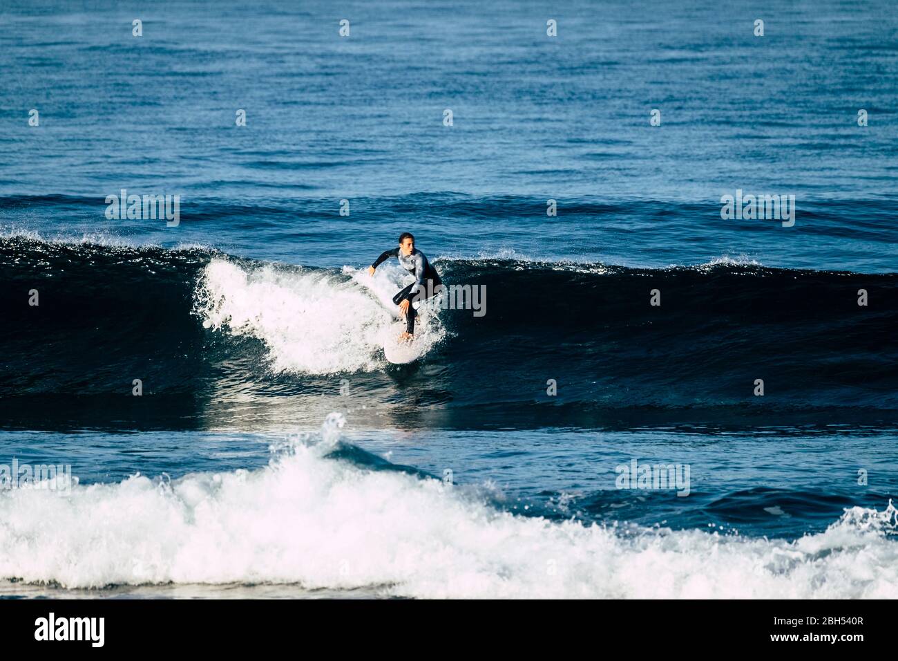 Surfende wellen des jungen -Fotos und -Bildmaterial in hoher Auflösung ...