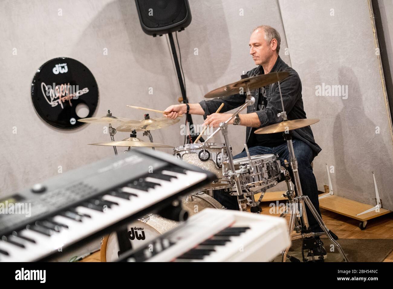 München, Deutschland. April 2020. Thomas Dessau, Musiker der Band ...