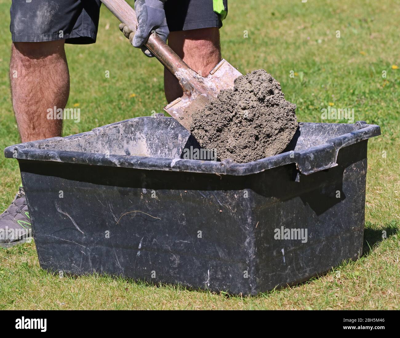 Man mixing cement in bucket -Fotos und -Bildmaterial in hoher Auflösung ...