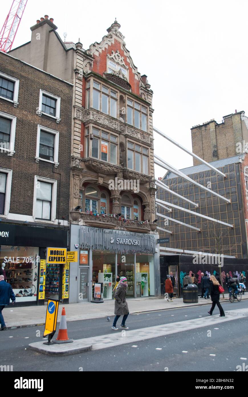 Under Construction Rahmenstahl unterstützt Pins 151 Oxford Street, Soho ...
