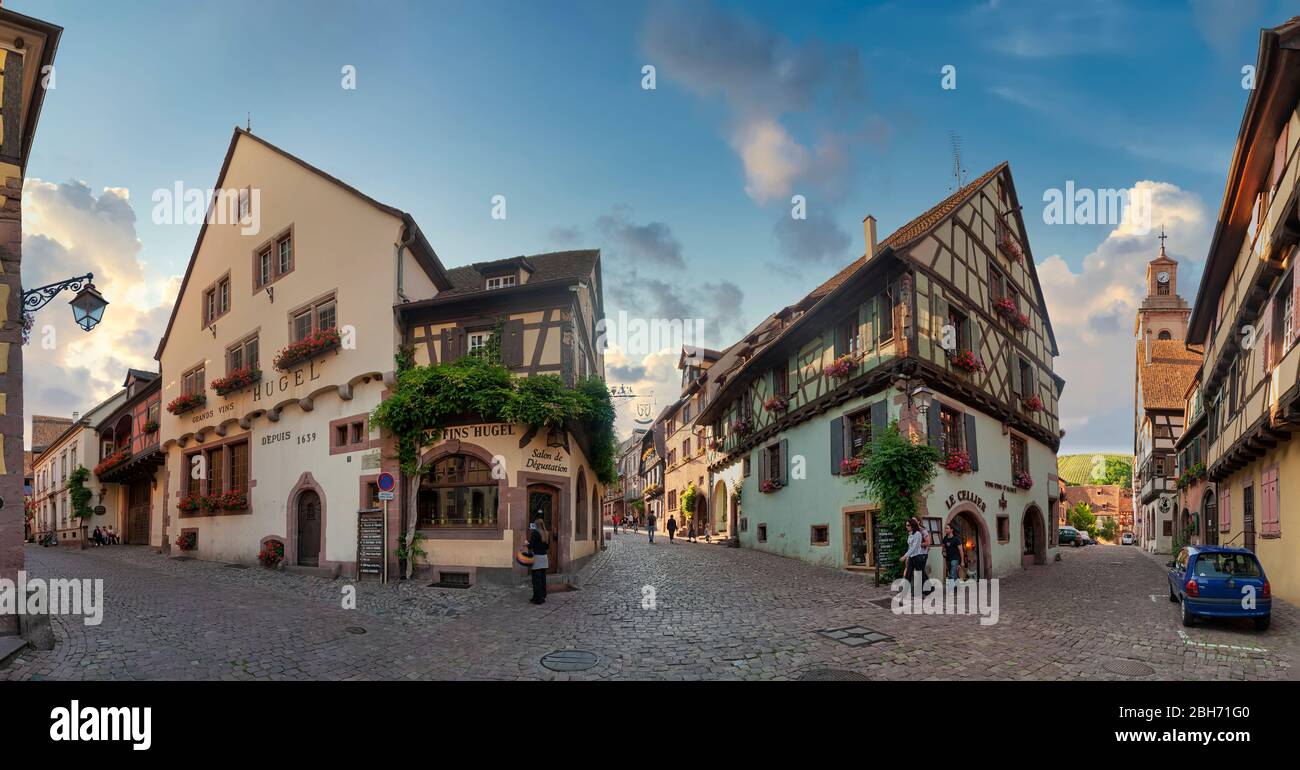 Traditionell gebaute Fachwerkhäuser mit Holzläden, die im Mittelalter ...