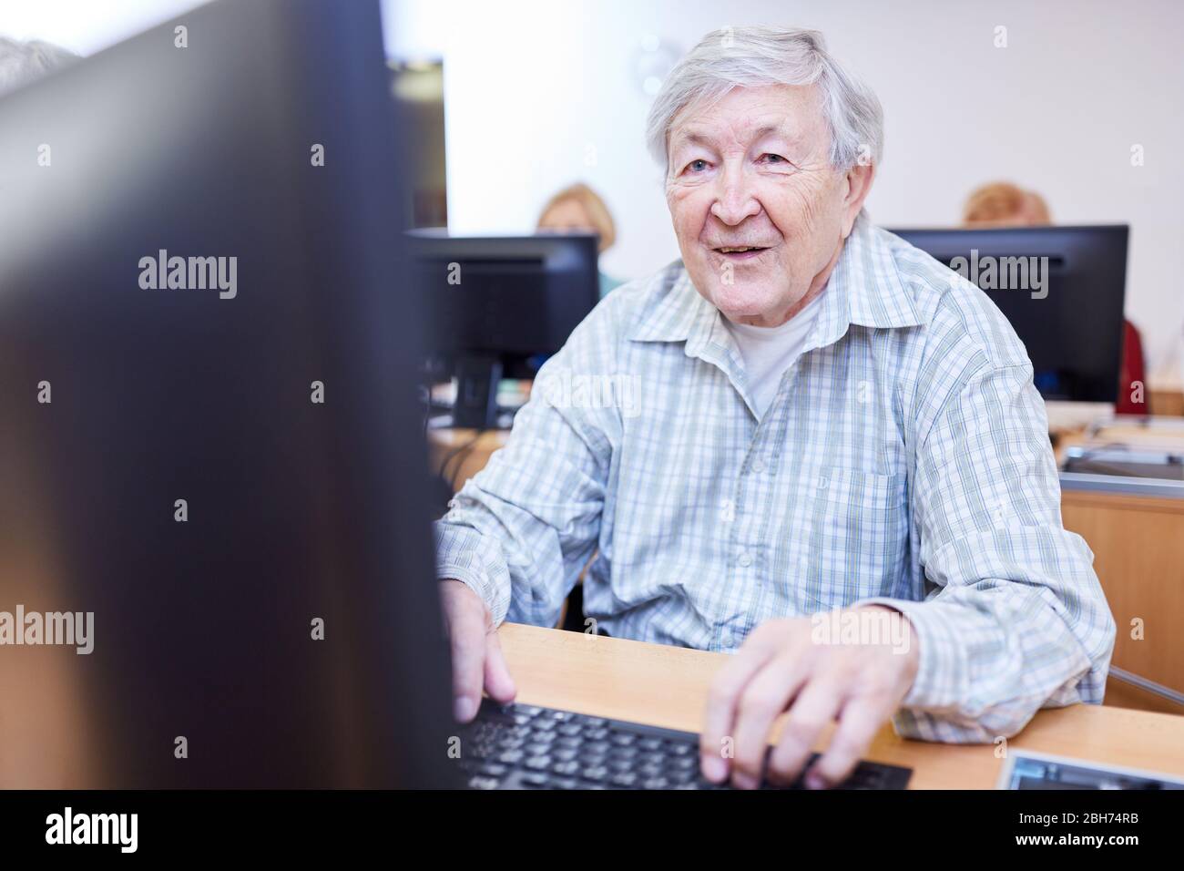 Computerkurs senioren -Fotos und -Bildmaterial in hoher Auflösung – Alamy