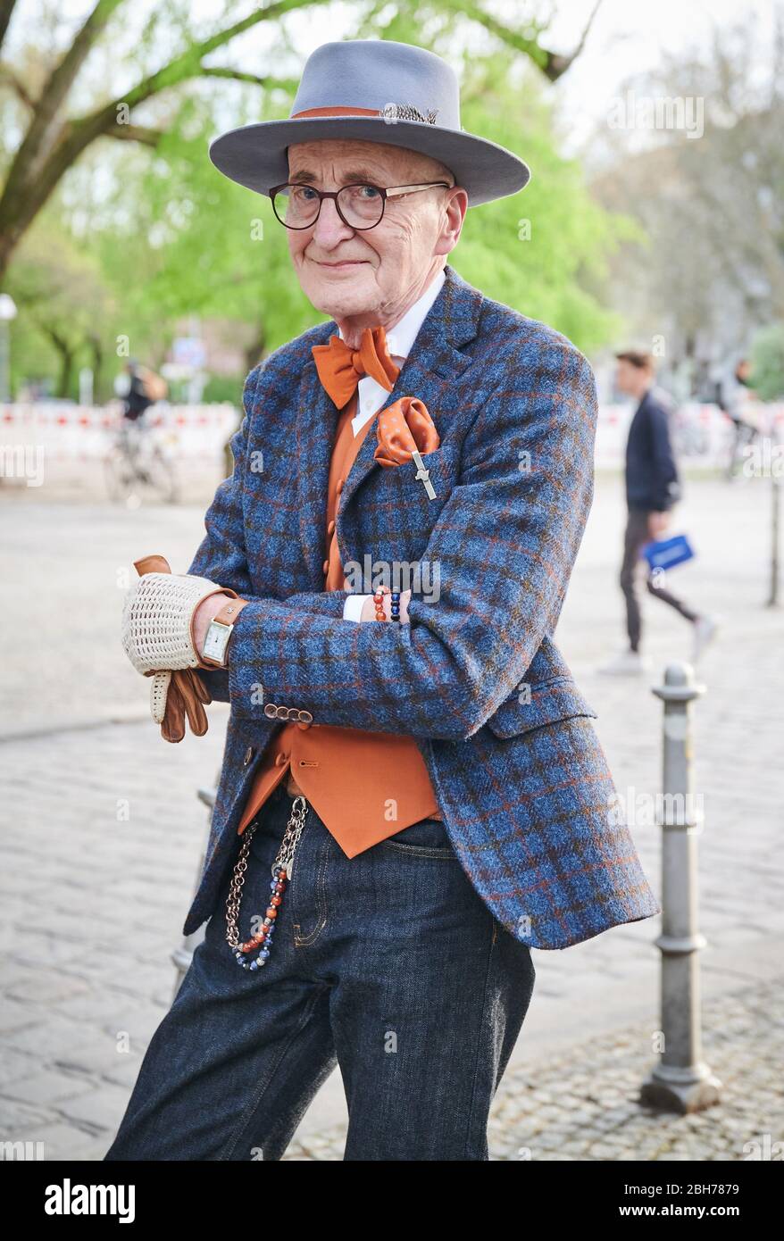 Berlin, Deutschland. April 2020. Männliches Model und Hipster-Opa ...