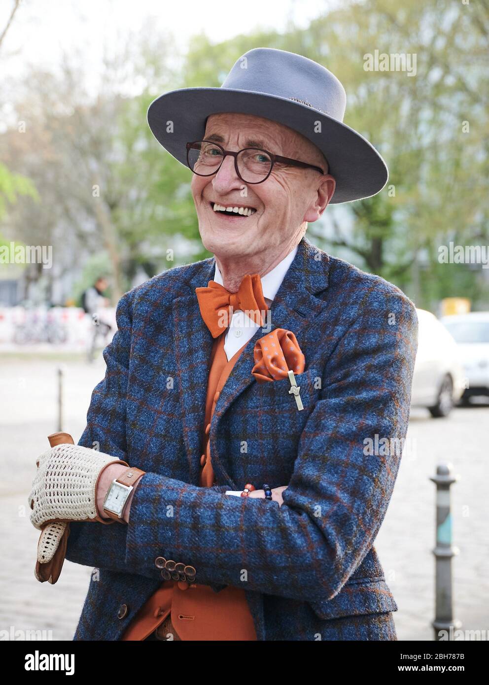 Berlin, Deutschland. April 2020. Männliches Model und Hipster-Opa ...