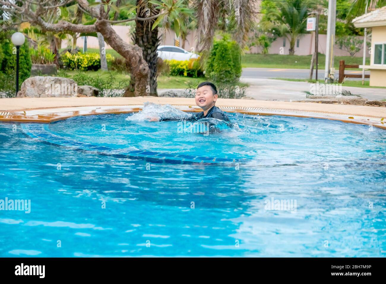 Dickes kind schwimmen -Fotos und -Bildmaterial in hoher Auflösung – Alamy