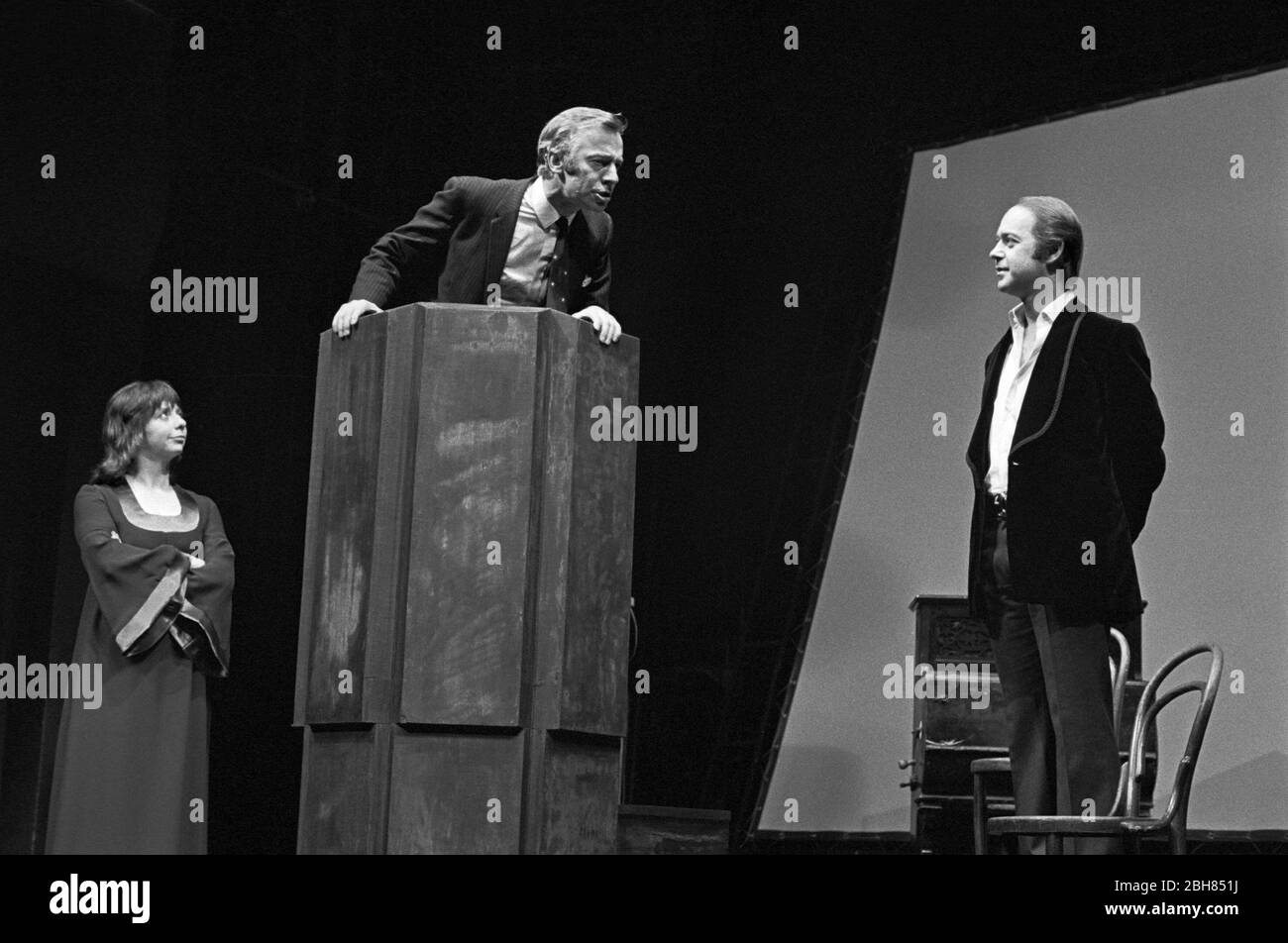 Ein GEFÜHL DER LOSLÖSUNG von John Osborne Design: Nadine Baylis Regie ...