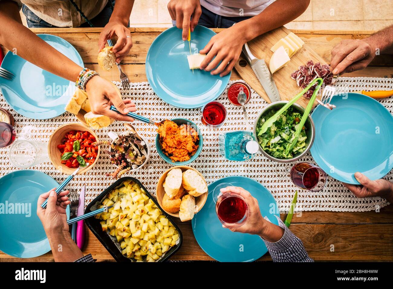 Menschen essen zusammen -Fotos und -Bildmaterial in hoher Auflösung – Alamy